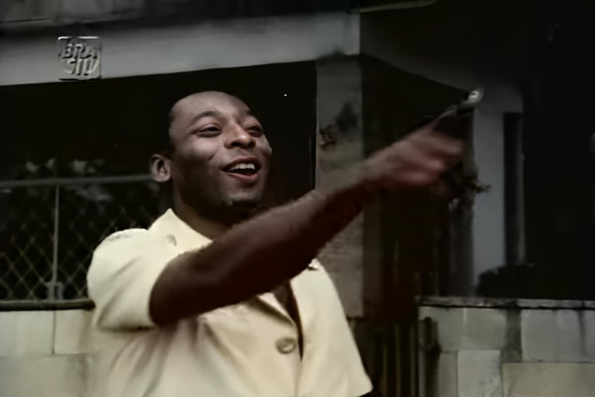 Qual é o filme do Pelé que o Chaves falava no seriado do SBT